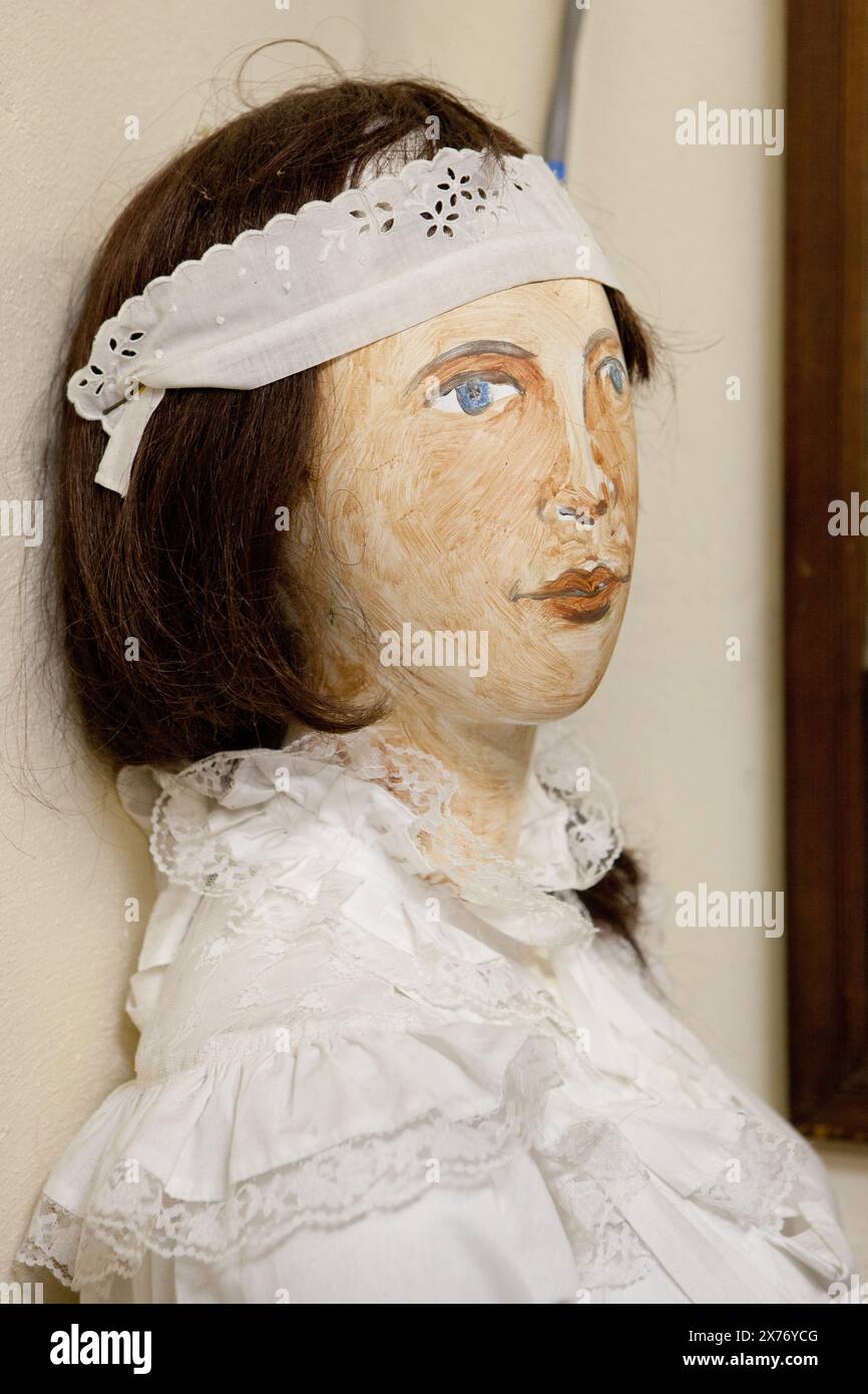 A basic, classic female mannequin Stock Photo - Alamy