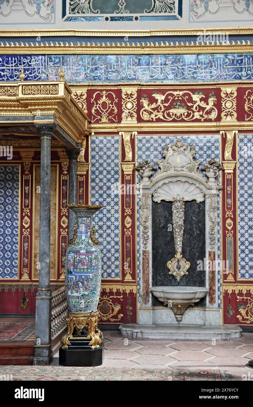 Topkapi sarayi museum library hi-res stock photography and images - Alamy