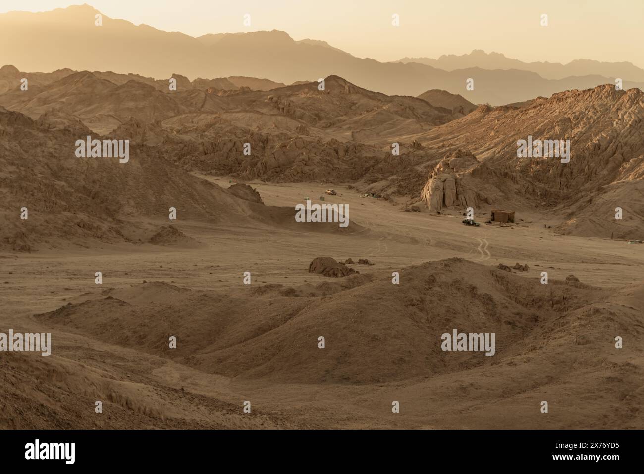 Barren landscape in the Arabian Desert in Egypt Stock Photo - Alamy