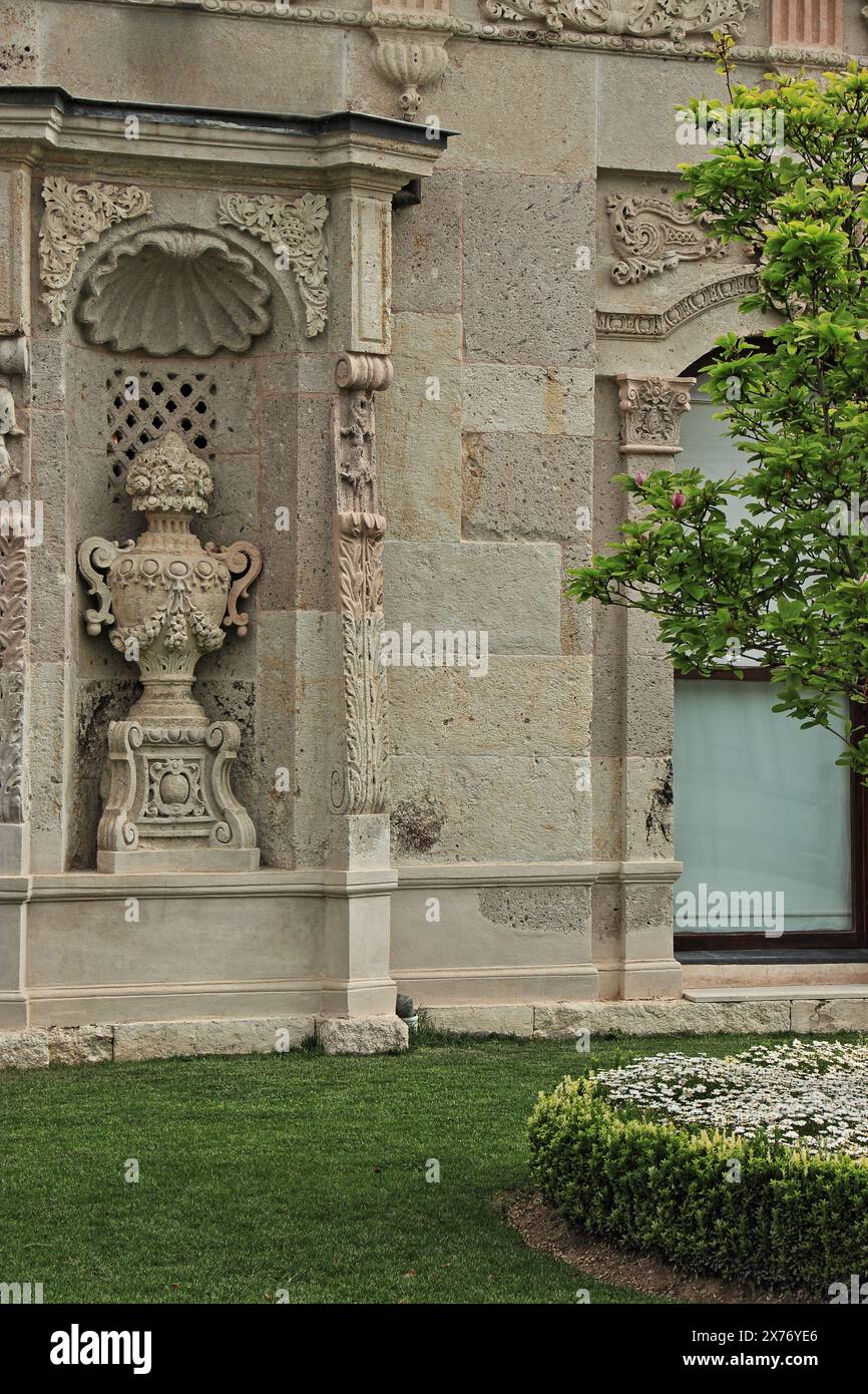 The Topkapi Palace, one of the largest and most eye-catching structures ...
