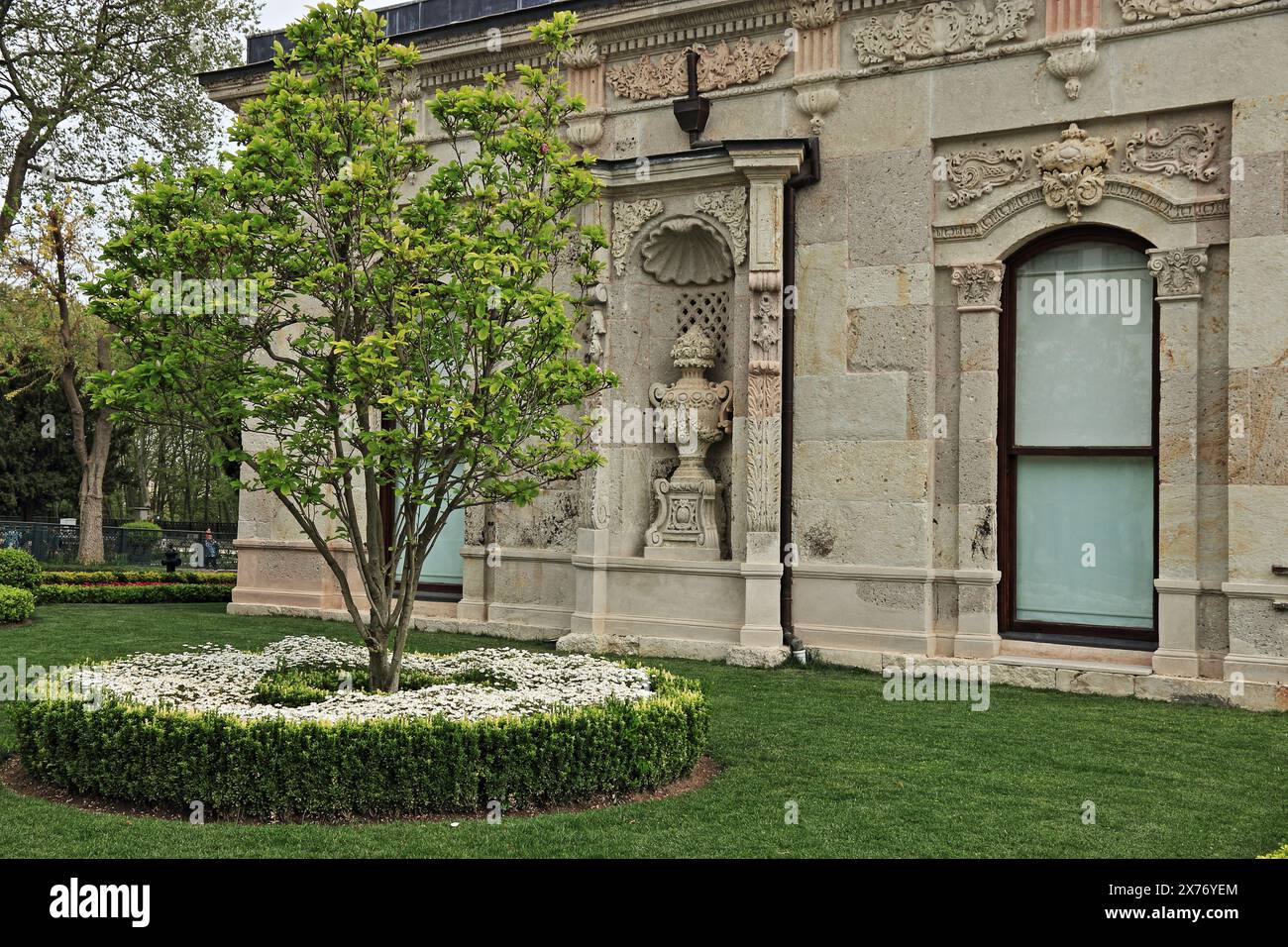 The Topkapi Palace, one of the largest and most eye-catching structures ...