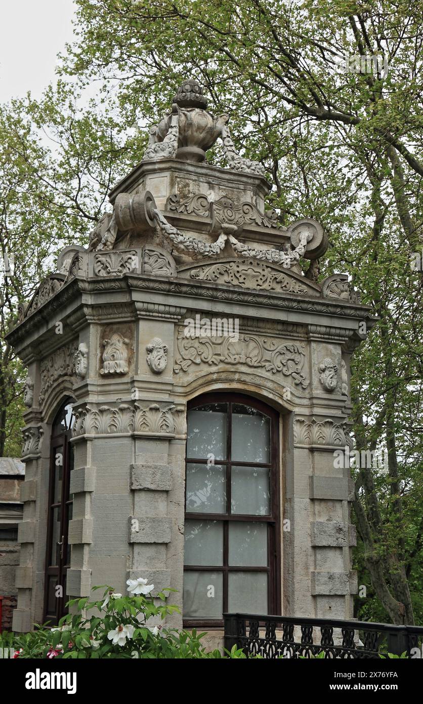 The Topkapi Palace, one of the largest and most eye-catching structures ...
