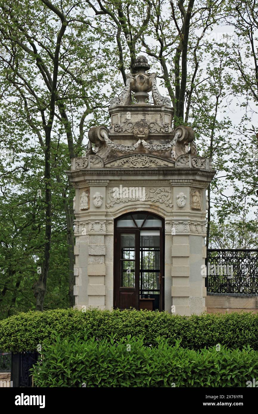 The Topkapi Palace, one of the largest and most eye-catching structures ...
