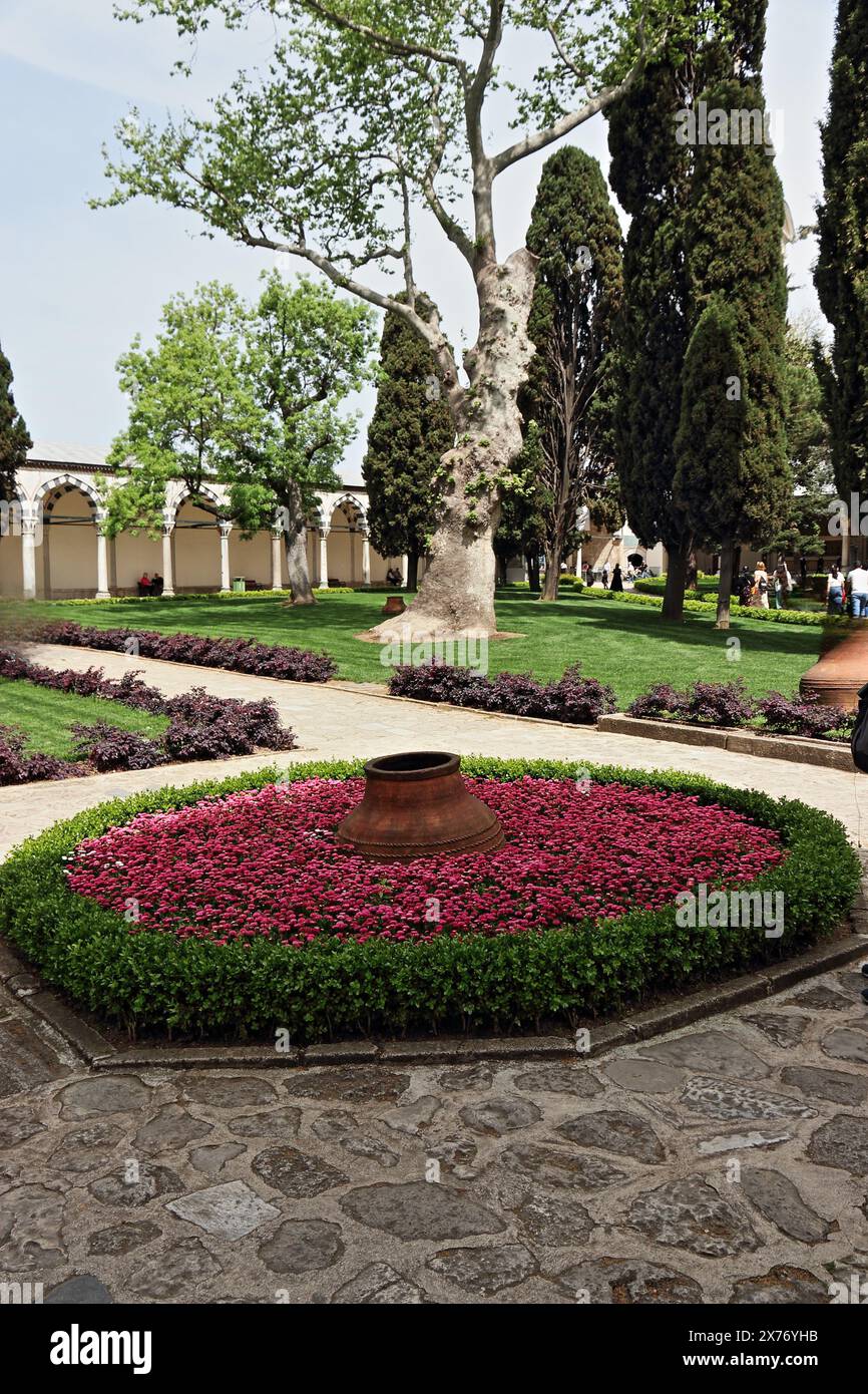 The Topkapi Palace, one of the largest and most eye-catching structures ...