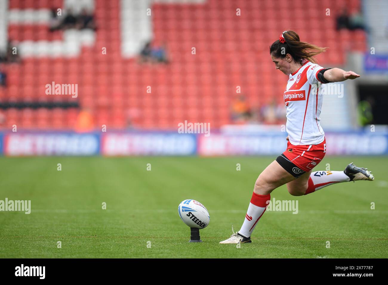 Doncaster, England - 18th May 2024 - Faye Gaskin of St Helens kicks ...