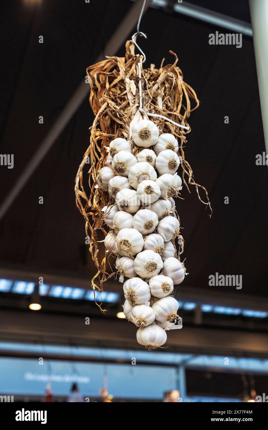 Hanging garlic cloves hi-res stock photography and images - Alamy