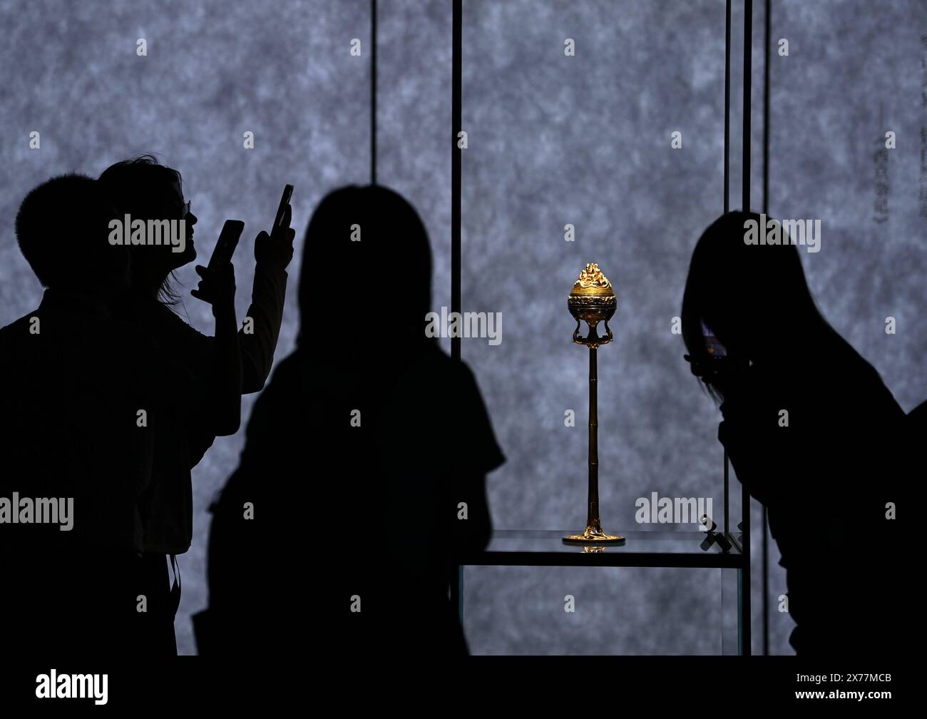 (240518) -- XI'AN, May 18, 2024 (Xinhua) -- People look at a bronzeware ...