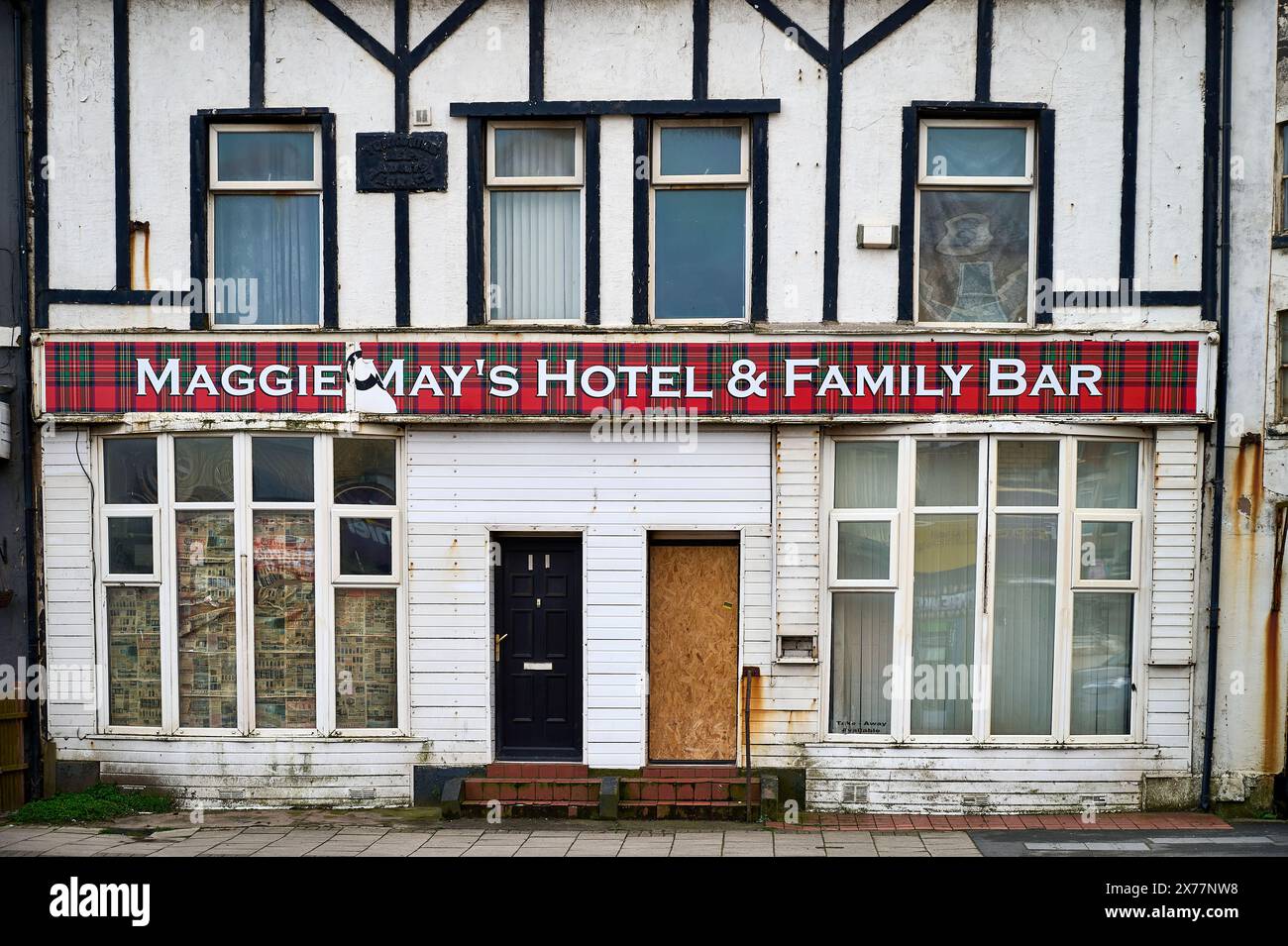 Front of closed down and empty Blackpool hotel Stock Photo - Alamy