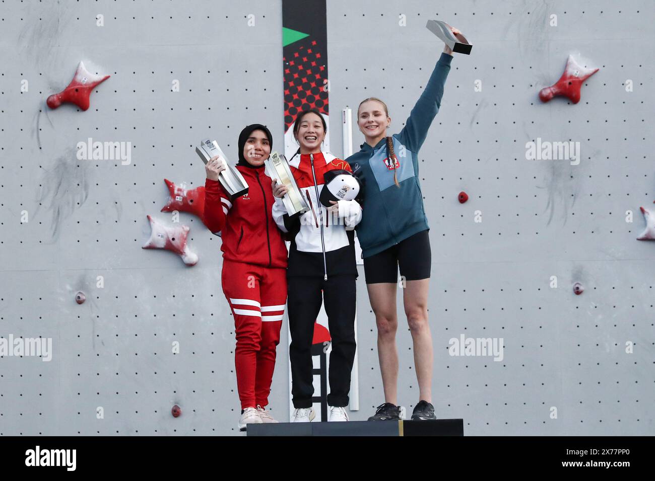 Shanghai, Rajiah Sallsabillah (L) of Indonesia and bronze medalist ...