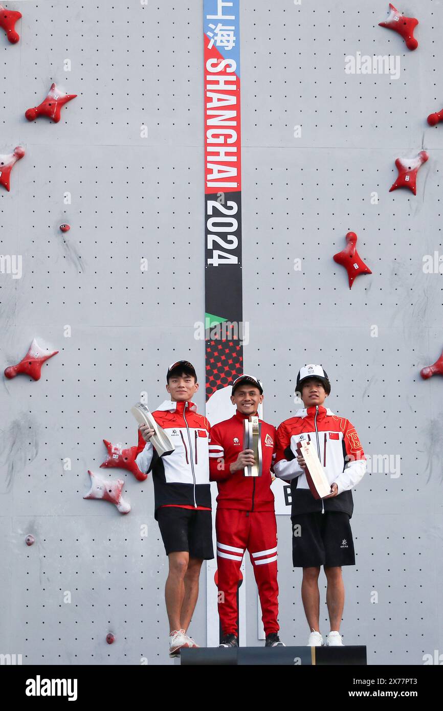 Shanghai, Wu Peng (L) of China and bronze medalist Wang Xinshang of ...