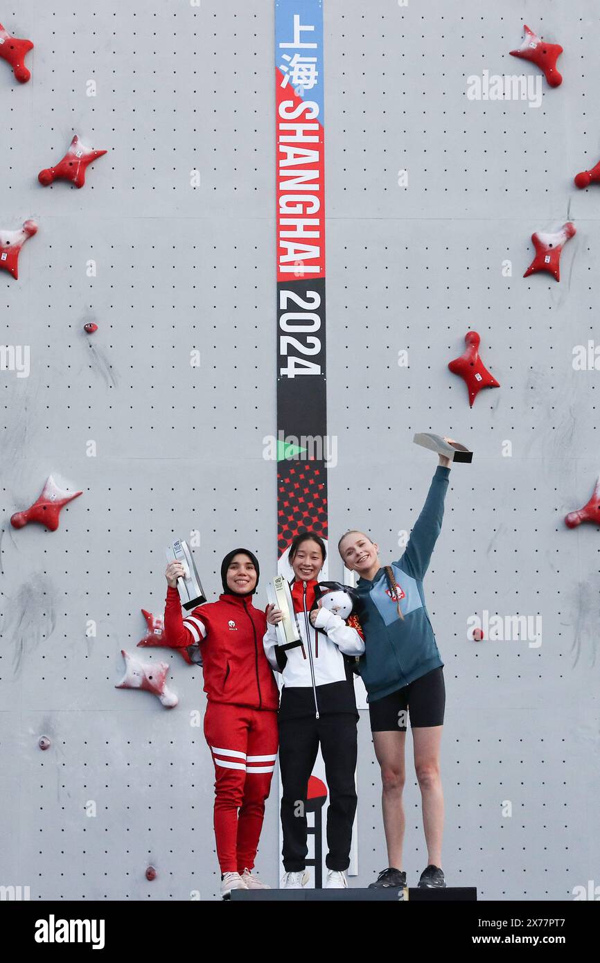 Shanghai, Rajiah Sallsabillah (L) of Indonesia and bronze medalist ...