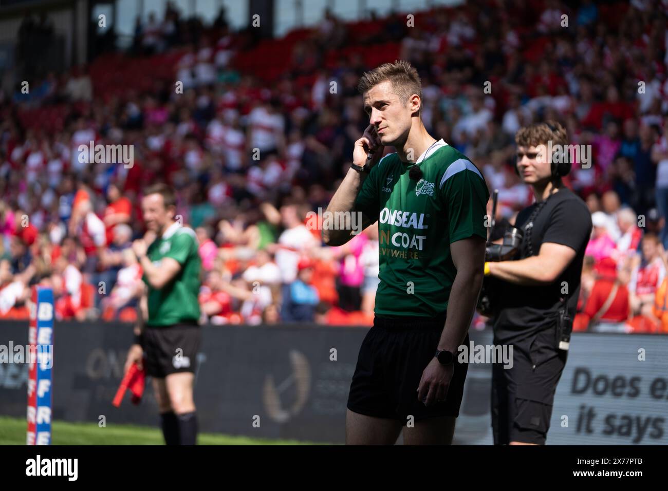 Paul hull referee hi-res stock photography and images - Alamy