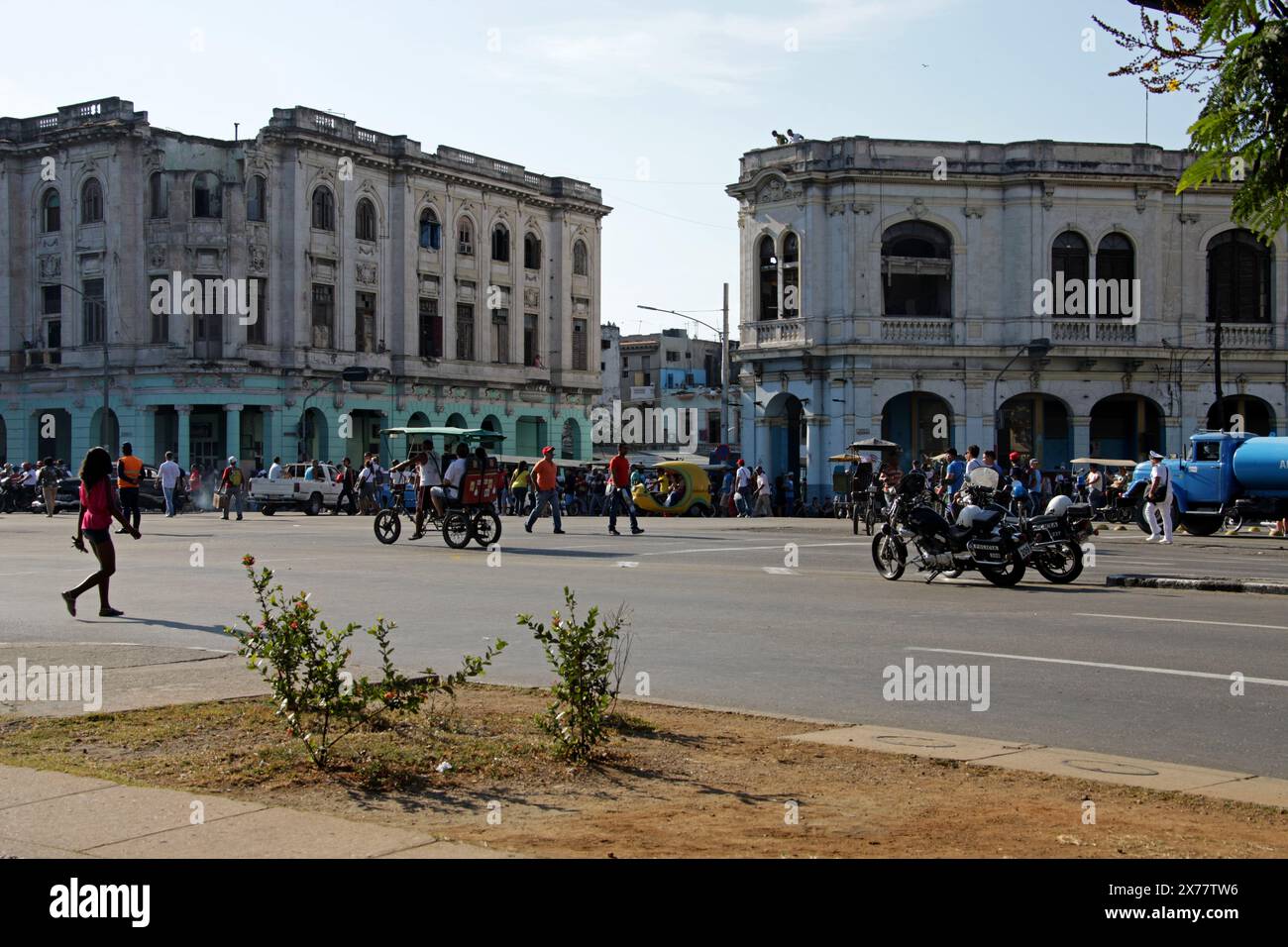 Typical Spanish Colonial Architecture in Havana Old Town, Cuba ...