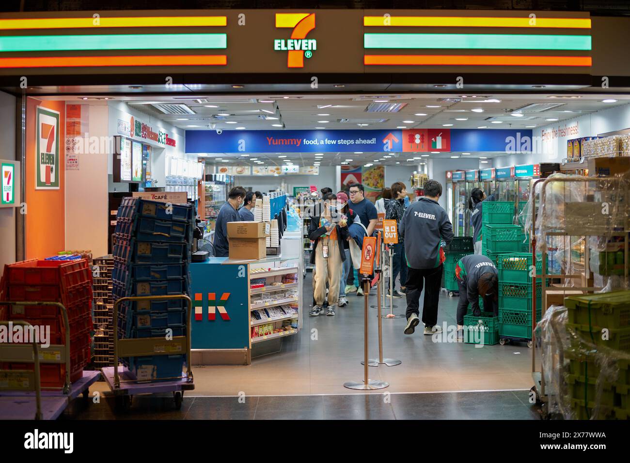 7 eleven hong kong international airport hi-res stock photography and ...