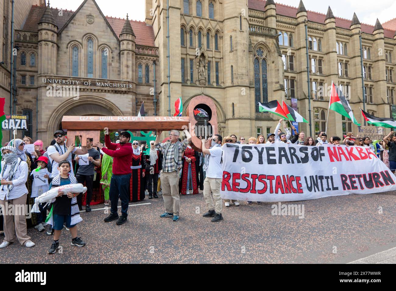 Palestine Protesters carrying a large key arrive To Support Tent ...