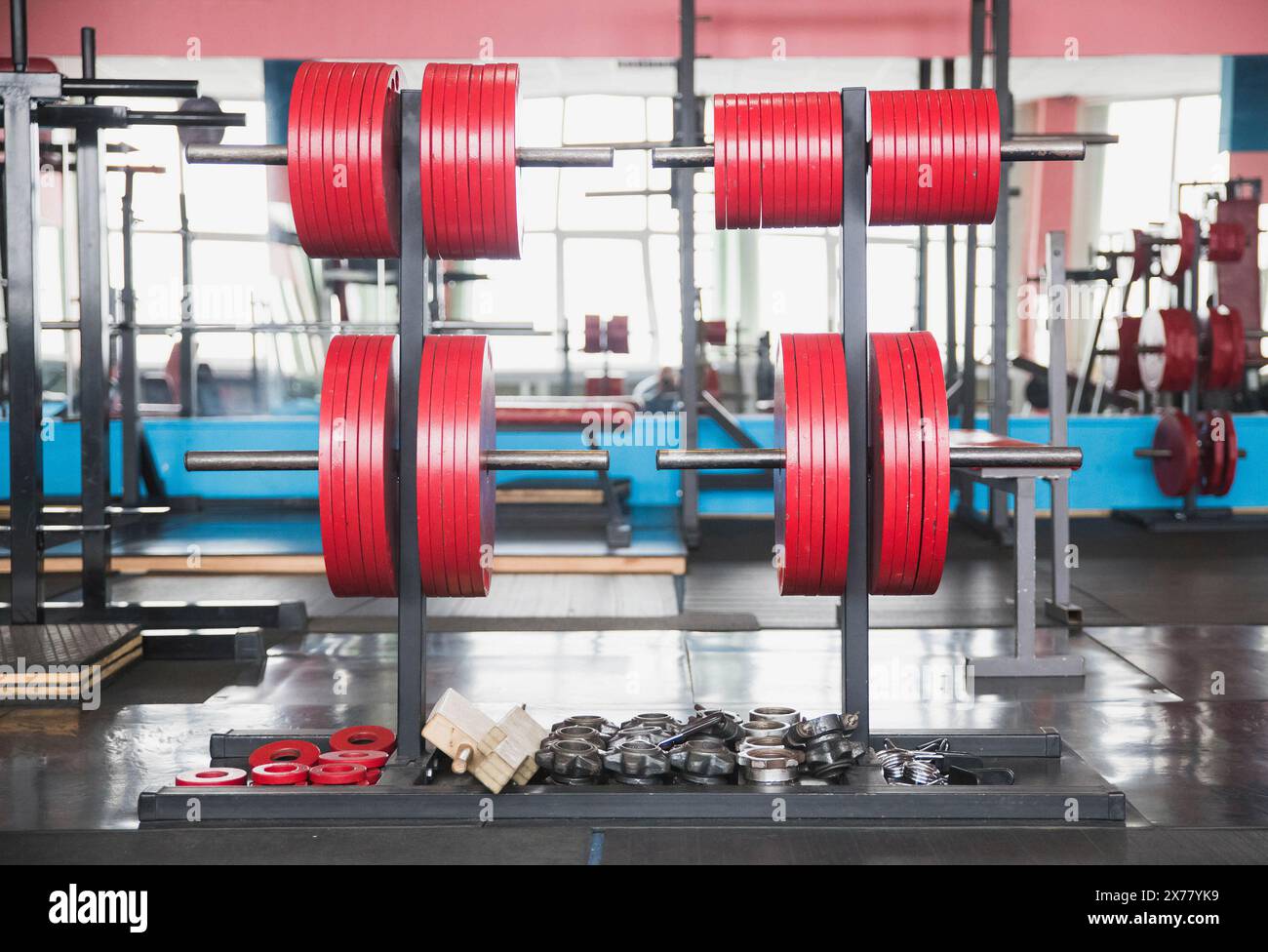 Plates to the barbell in the gym Stock Photo - Alamy