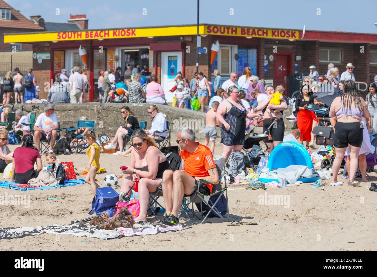 Troon, UK. 18th May, 2024. Tourists and locals enjoy the warm and sunny ...
