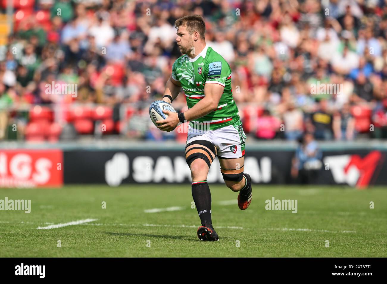 Olly Cracknell of Leicester Tigers makes a break during the Gallagher ...