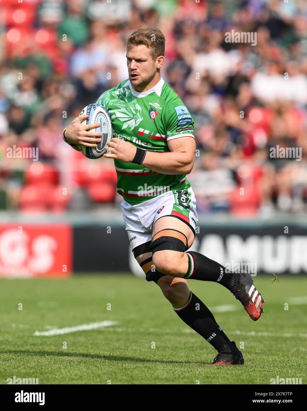 Olly Cracknell of Leicester Tigers makes a break during the Gallagher ...