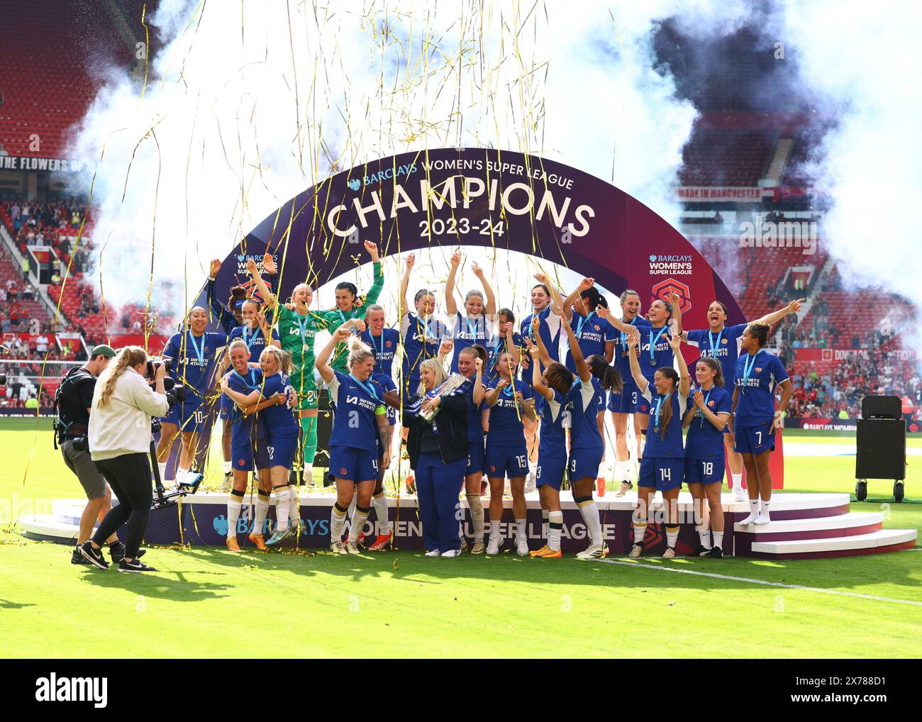 Chelsea lift the trophy hi-res stock photography and images - Alamy