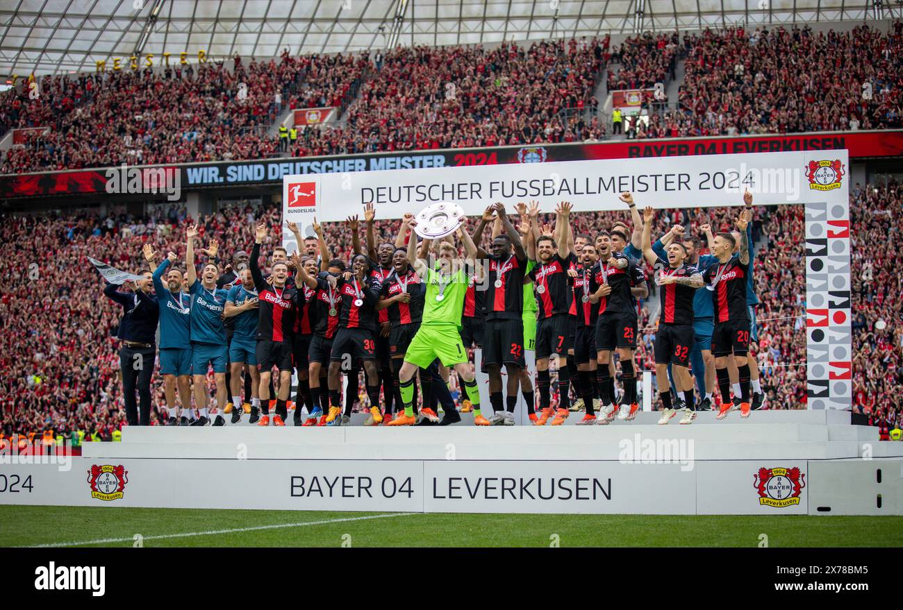 Leverkusen, Germany. 18th Mai 2024. Torwart Lukas Hradecky (Leverkusen) with Trophy Bayer ...
