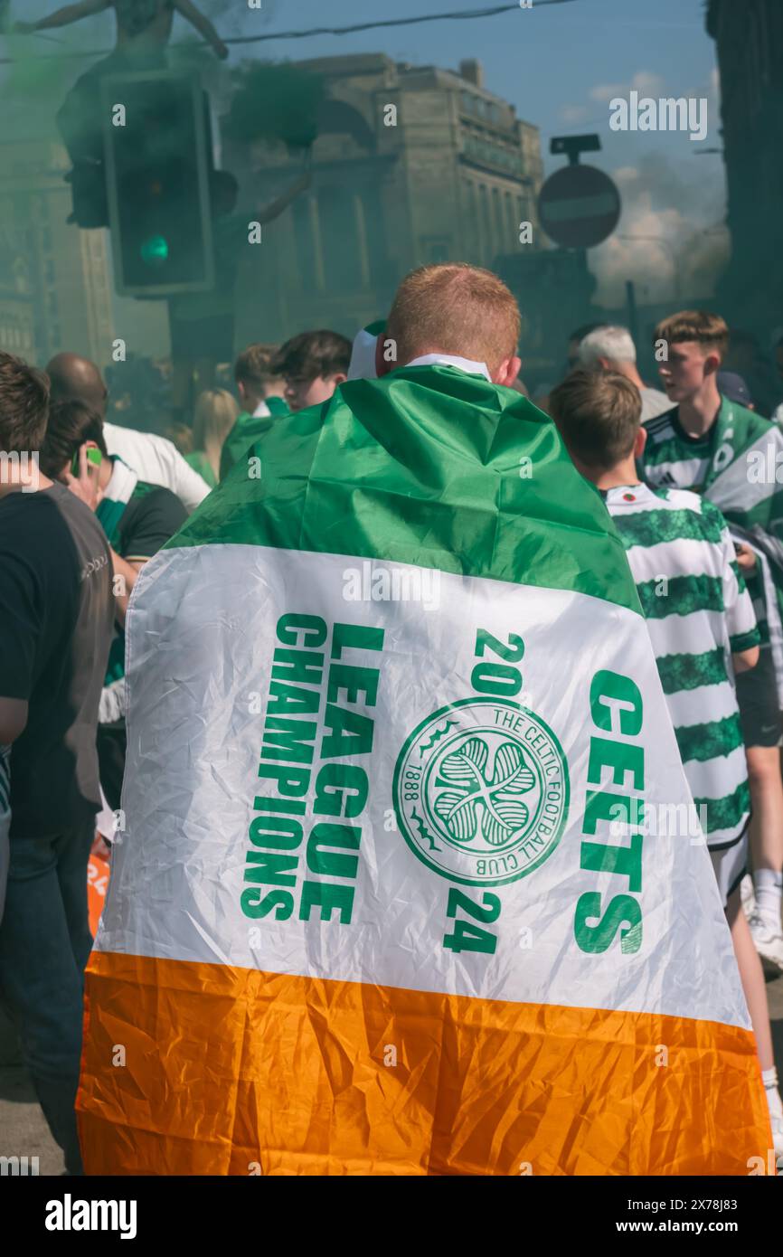 Celtic fans celebrate winning the scottish premier league hi-res stock ...