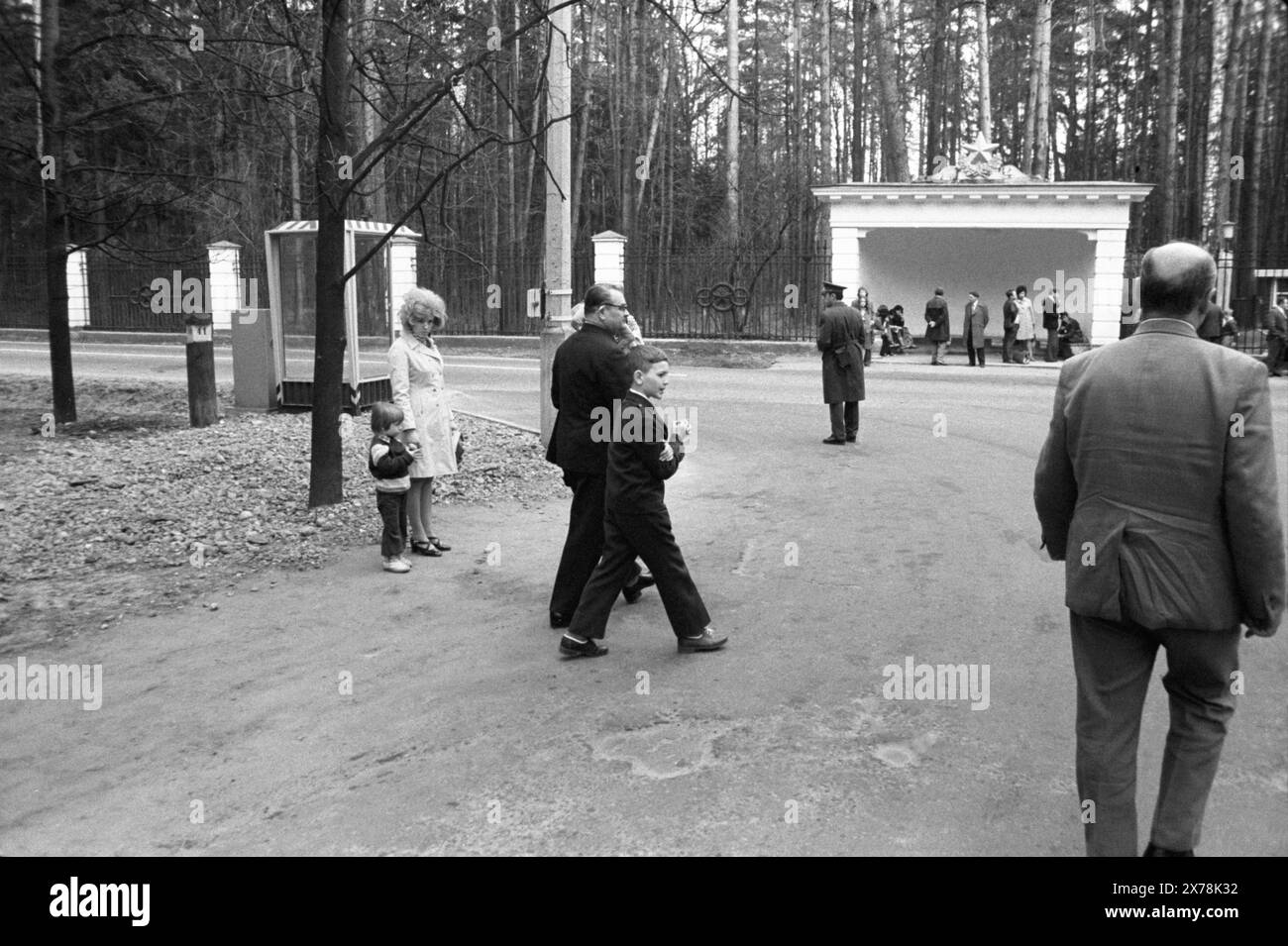 Bus stop, Moscow, USSR, April 1976 Stock Photo - Alamy