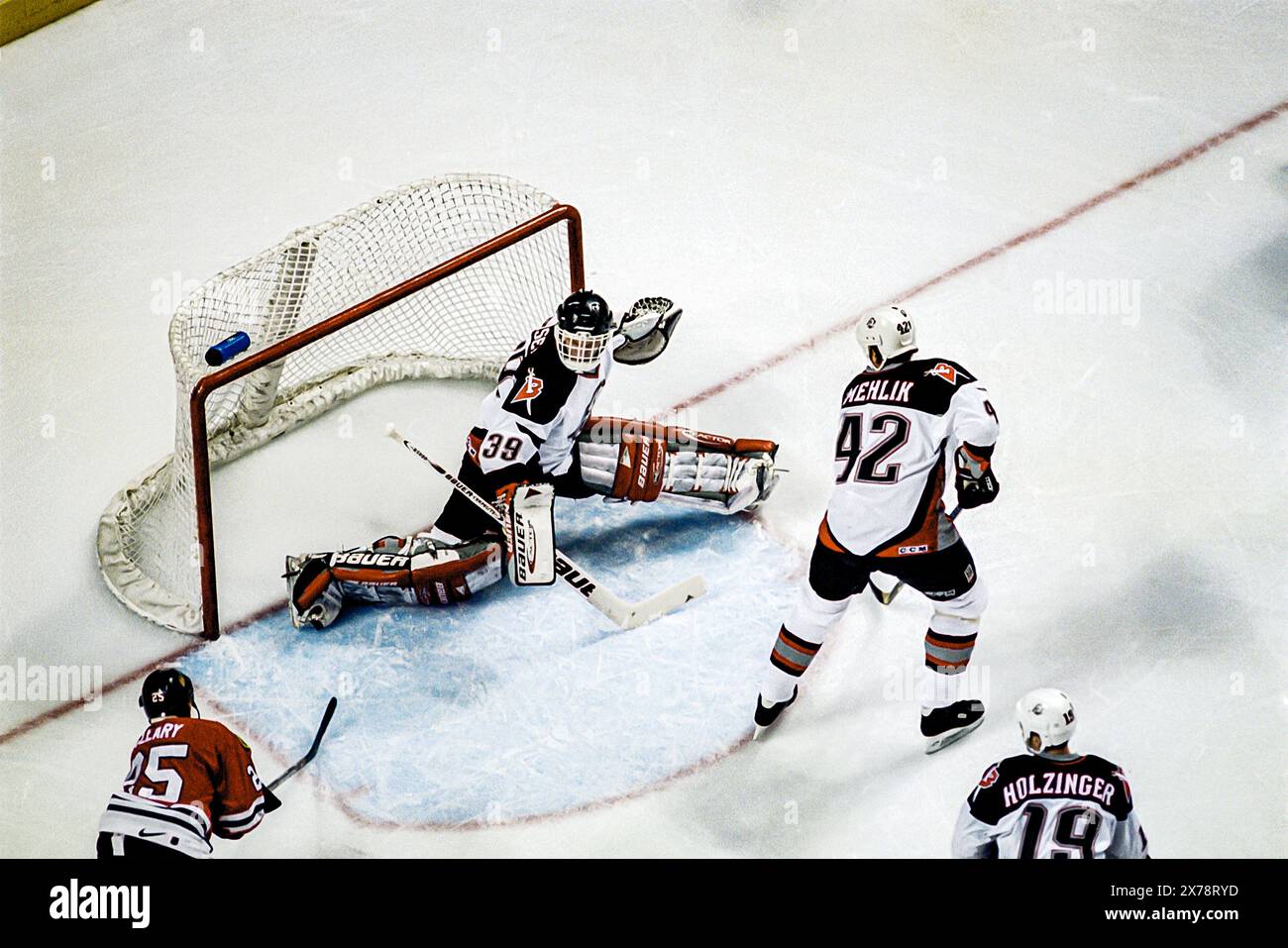 Dominik Hašek, Buffalo Sabres, goalie in a game in 1998 Stock Photo - Alamy