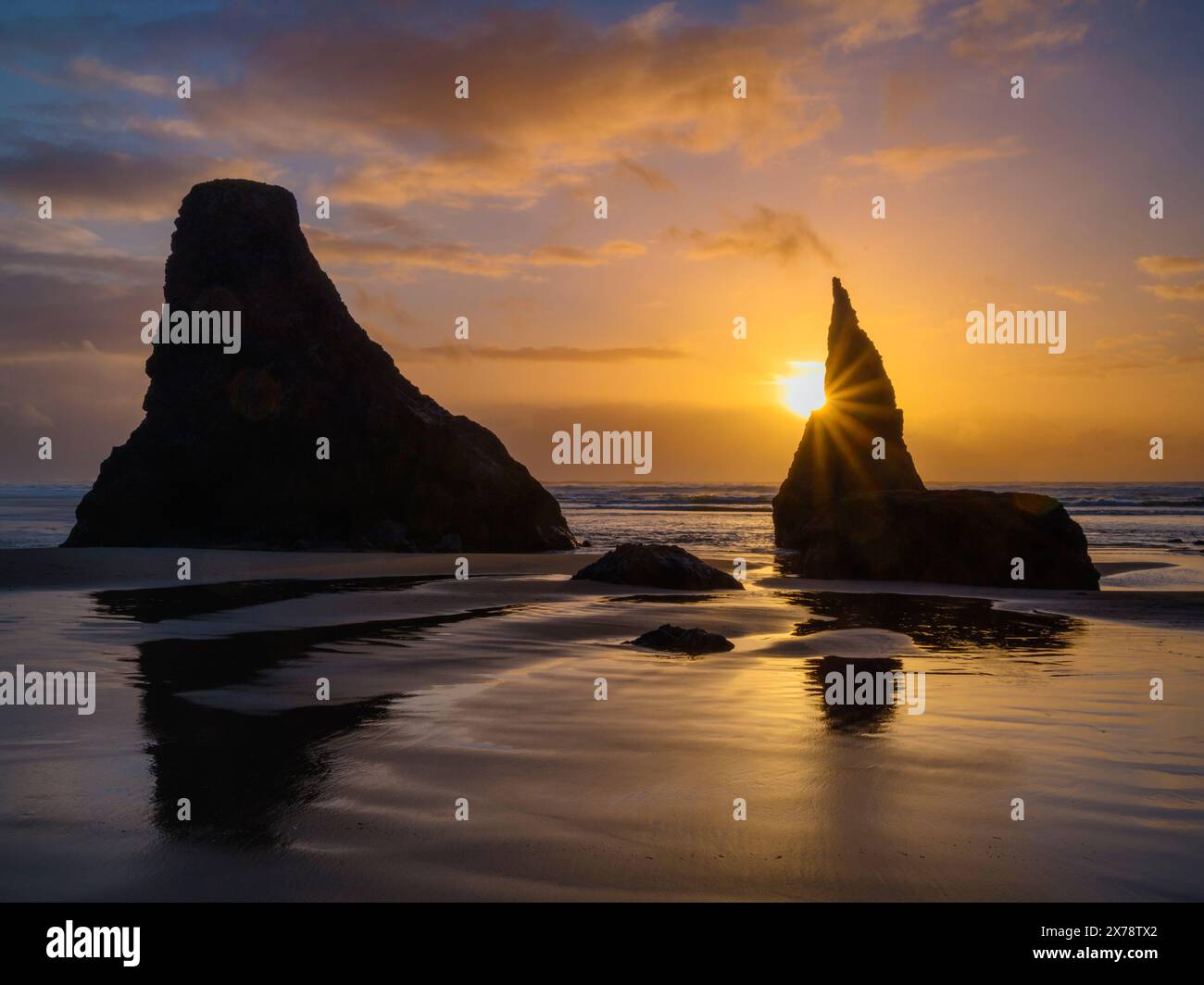 Sea stacks at Bandon Beach on the southern Oregon coast Stock Photo - Alamy