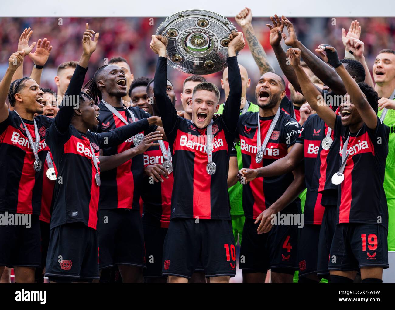 Leverkusen, Bayarena, 18.05.2024: Siegerehrung mit Meisterschale und Florian Wirtz (Leverkusen ...