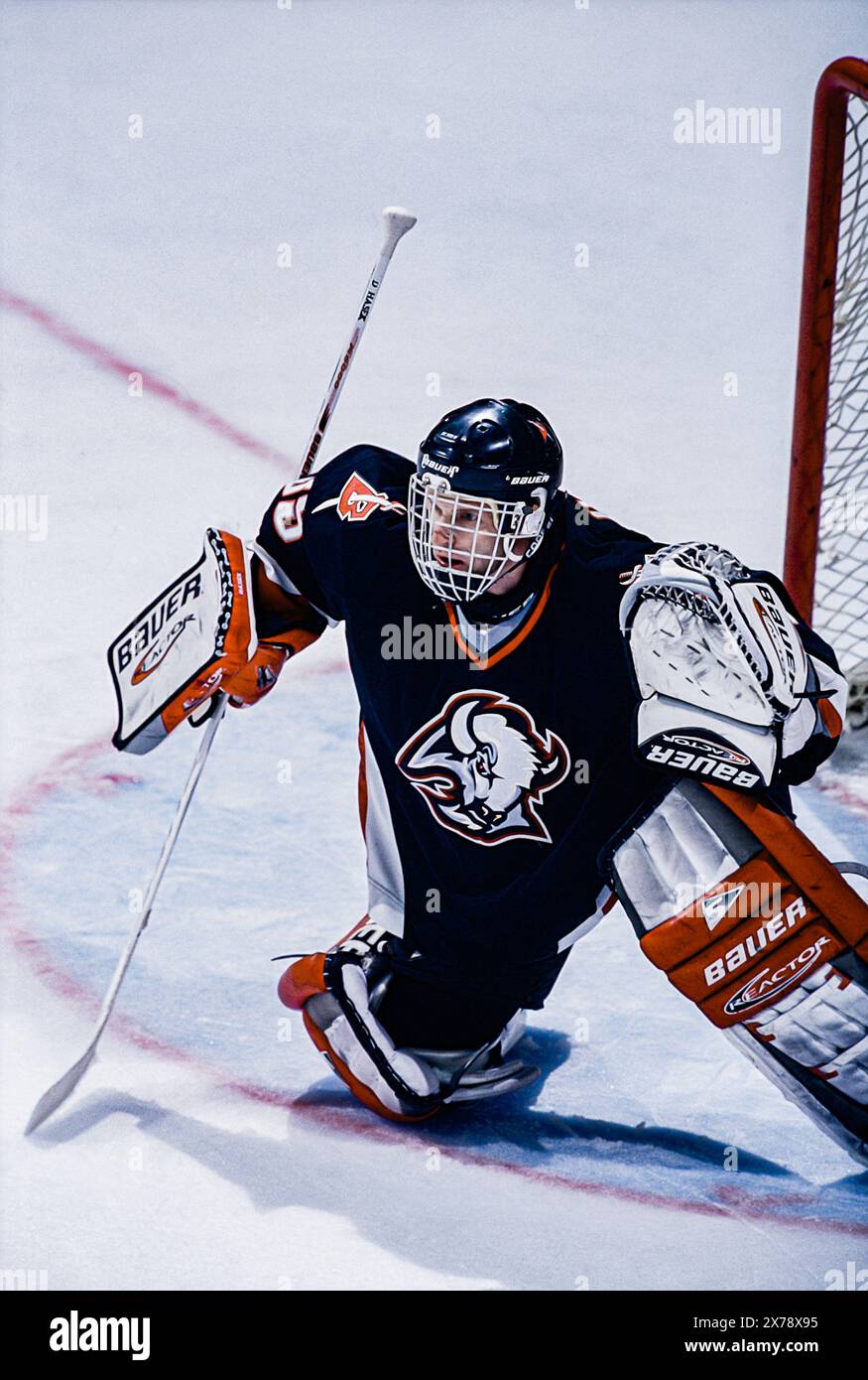 Dominik Hašek, Buffalo Sabres, goalie in a game in 1998 Stock Photo - Alamy