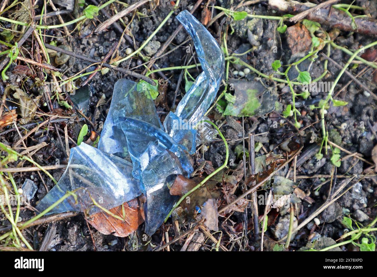 Verletzungsgefahr durch Glassplitter Die Scherben von Getränkeflaschen ...