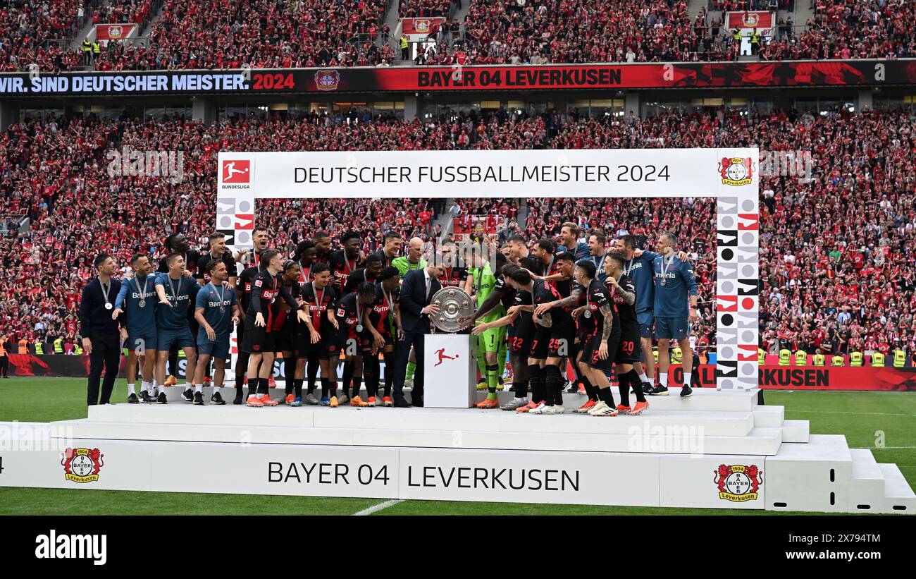 LEVERKUSEN - Bayer 04 Leverkusen coach Kovar, Noah Mbamba, Nathan Tella, Alejandro Grimaldo ...