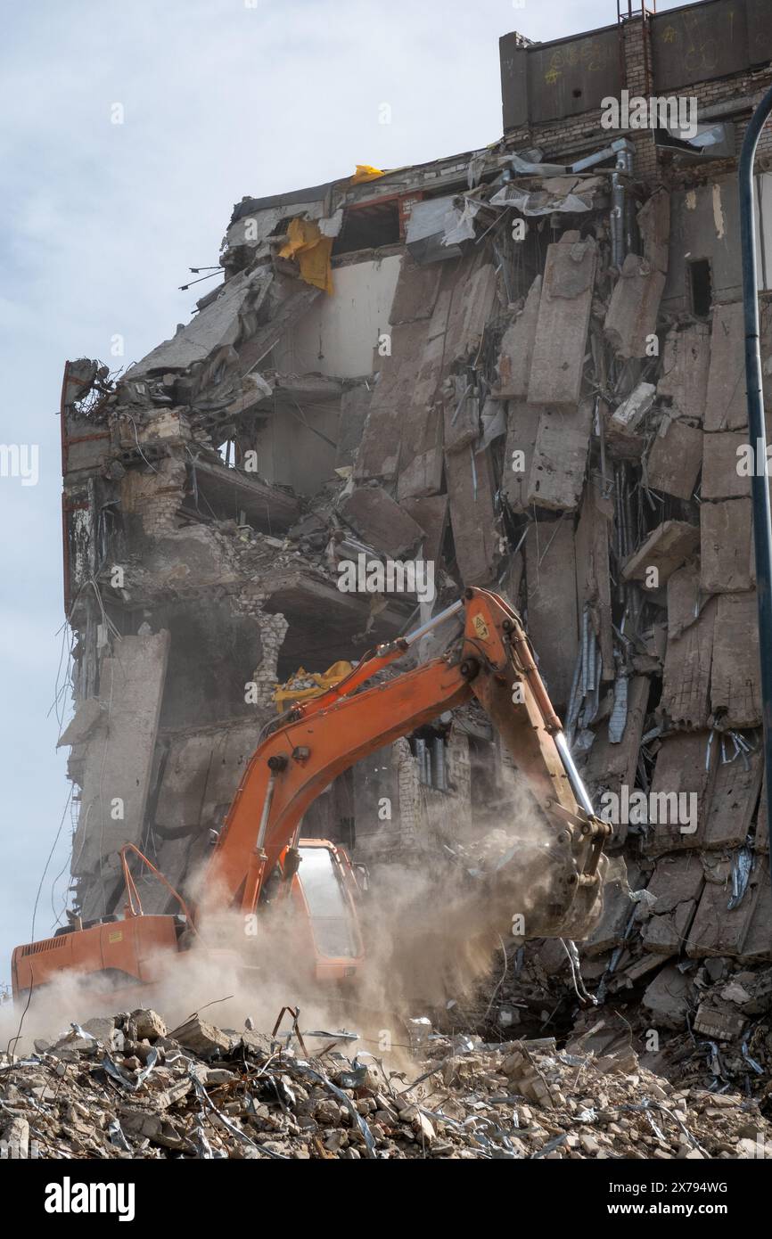 Excavator demolition tearing down concrete hi-res stock photography and ...