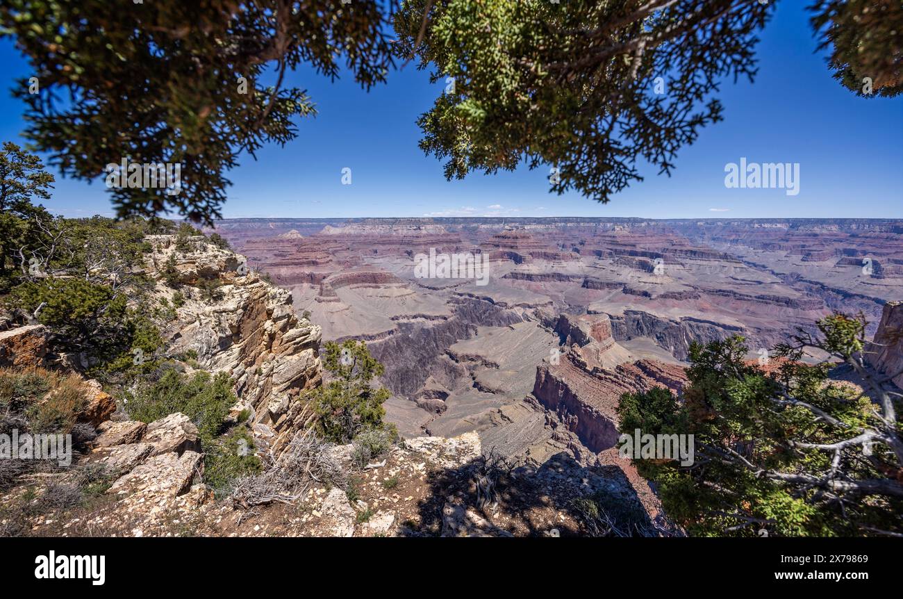 Framed view of the Grand Canyon from Mohave Point on the South Rim ...