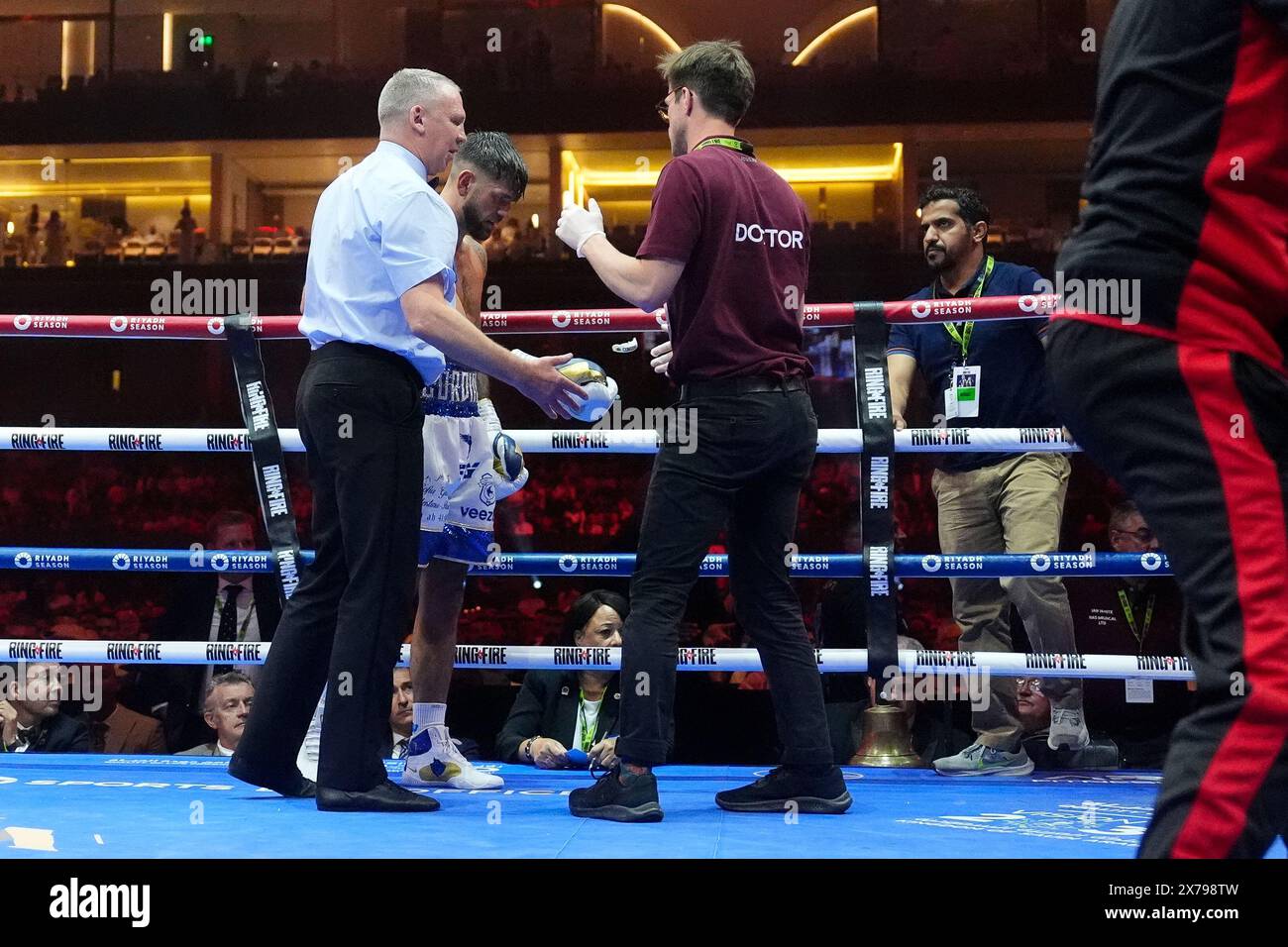 Boxing referee usyk fury hi-res stock photography and images - Alamy