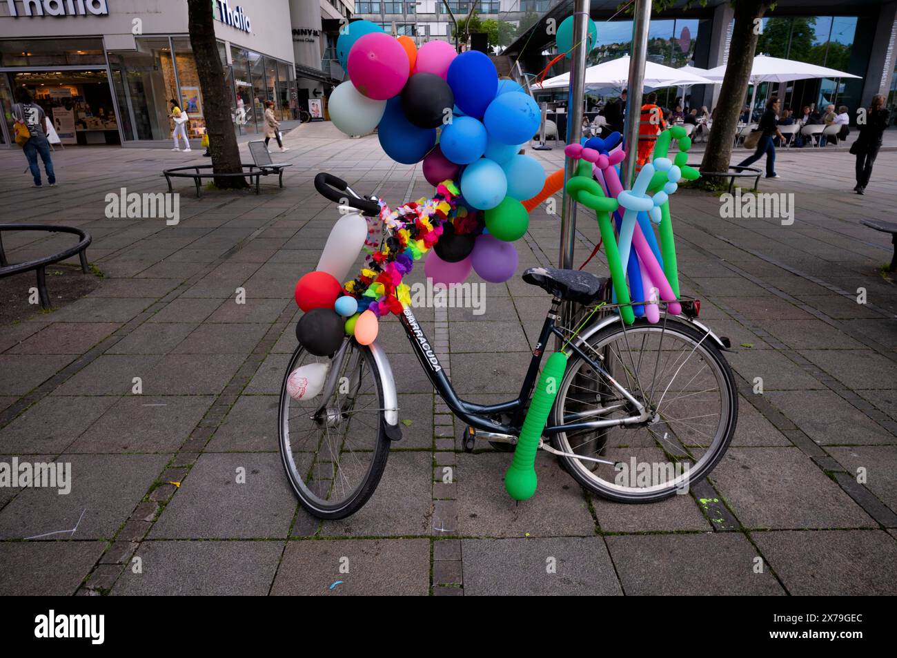 Bicycle with balloons, balloon figures of a balloon artist, pedestrian ...
