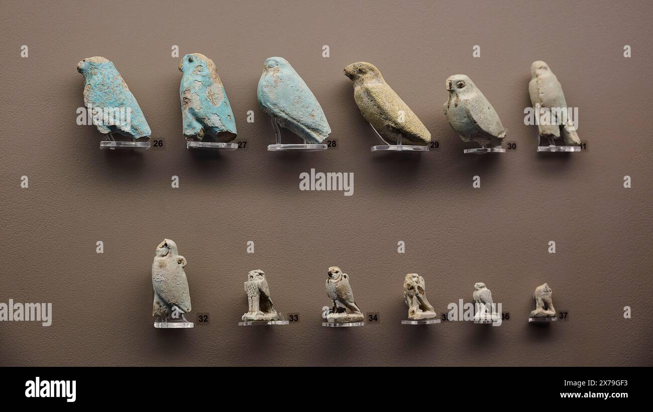 Miniatures, Falcons, Various small bird statues in blue and beige ...