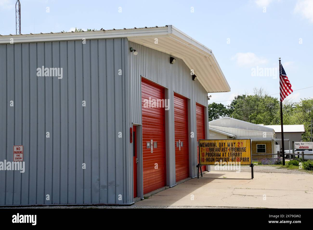 Fire station bay doors hi-res stock photography and images - Alamy