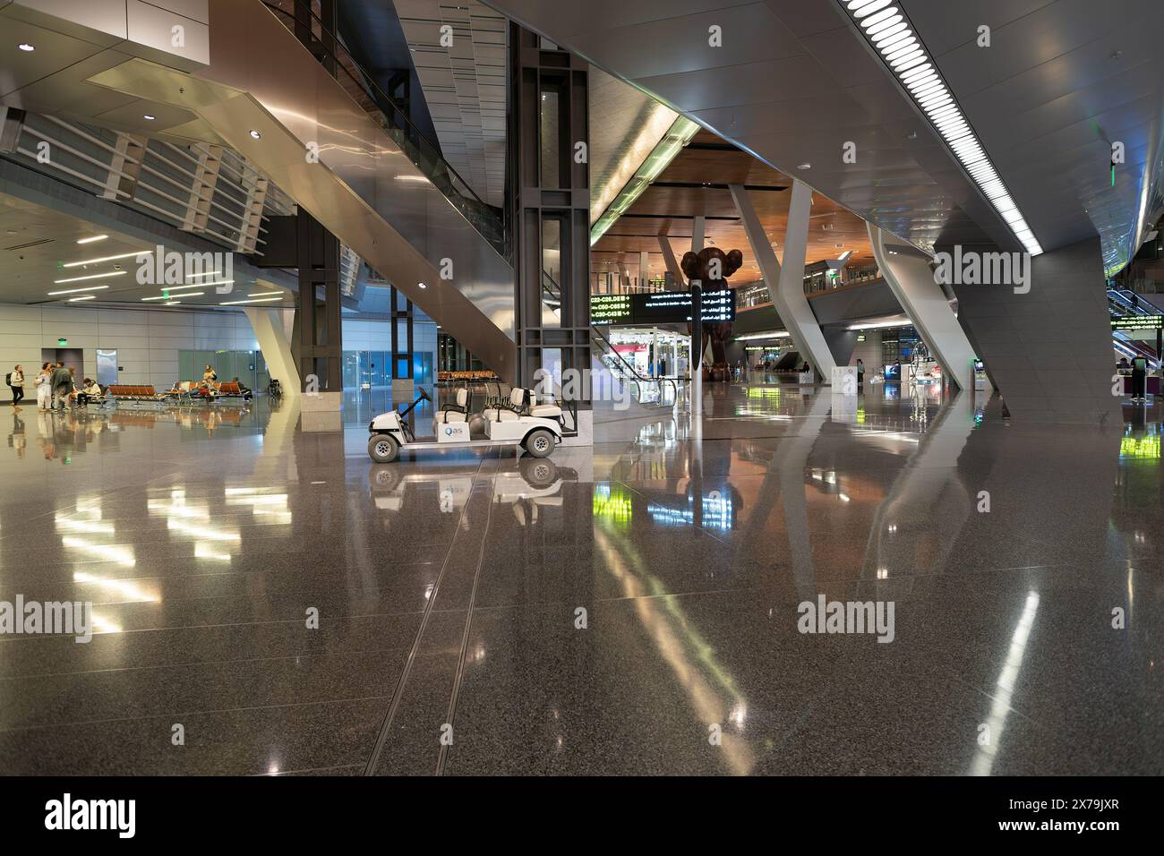 DOHA, QATAR - OCTOBER 13, 2023: interior shot of Doha’s Hamad International Airport Stock Photo ...