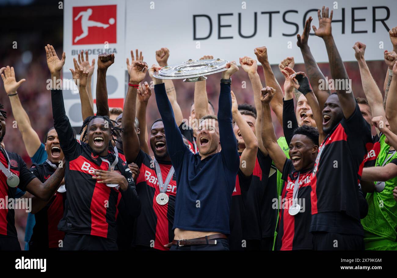 Leverkusen, Germany. 18th Mai 2024. Trainer Xabi Alonso (Leverkusen) mit Meisterschale, Jeremie ...
