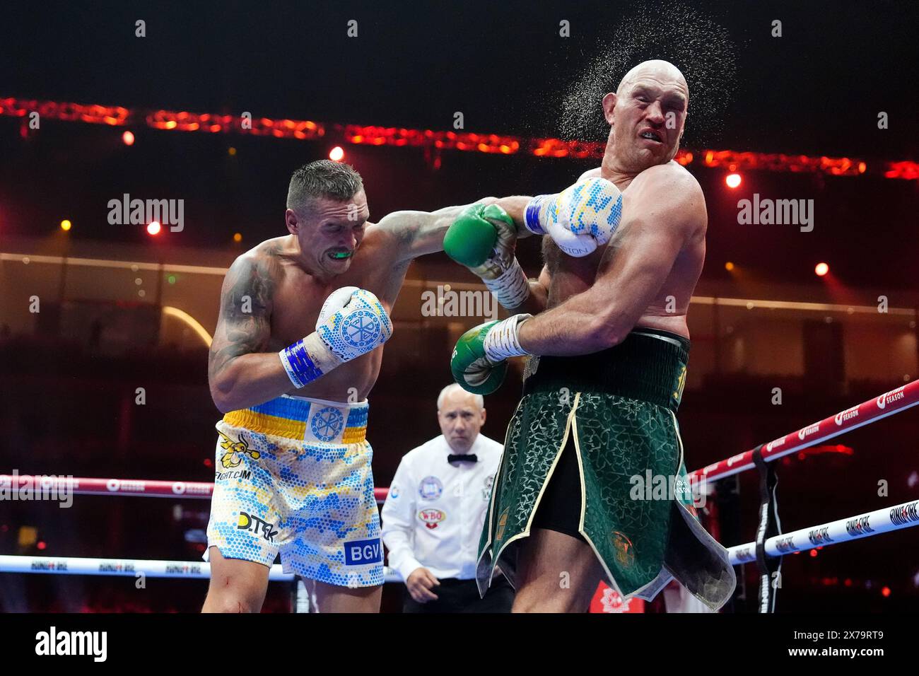 Oleksandr Usyk (left) lands big punch in ninth round on Tyson Fury ...