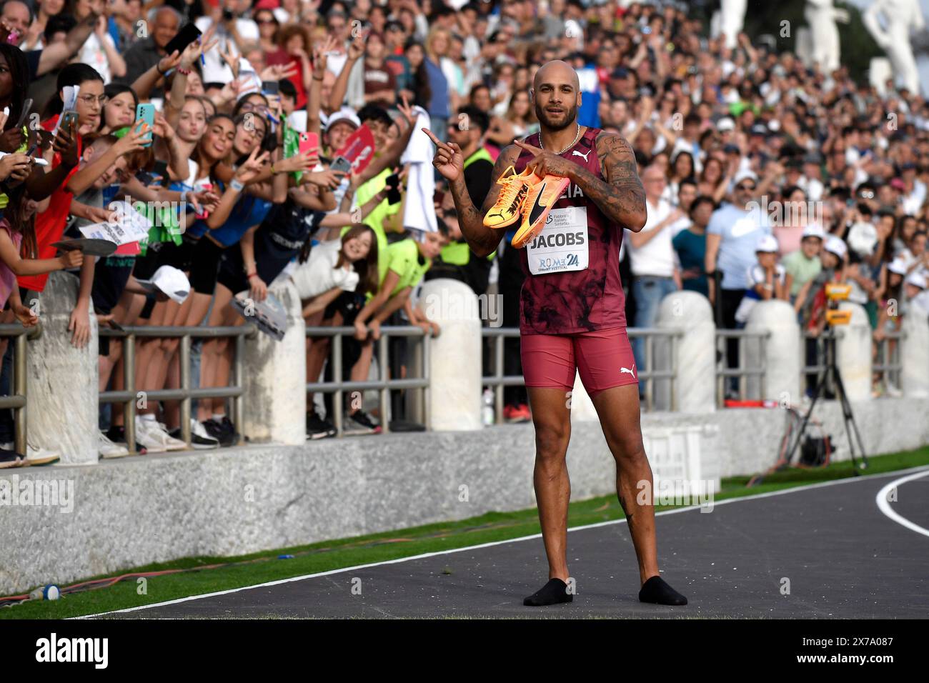 Italy's Marcell Jacobs, Olympic champion in Tokyo 2020, greets the ...