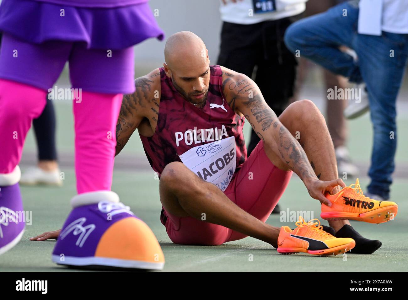 Italy's Marcell Jacobs, Olympic champion in Tokyo 2020, takes off his ...
