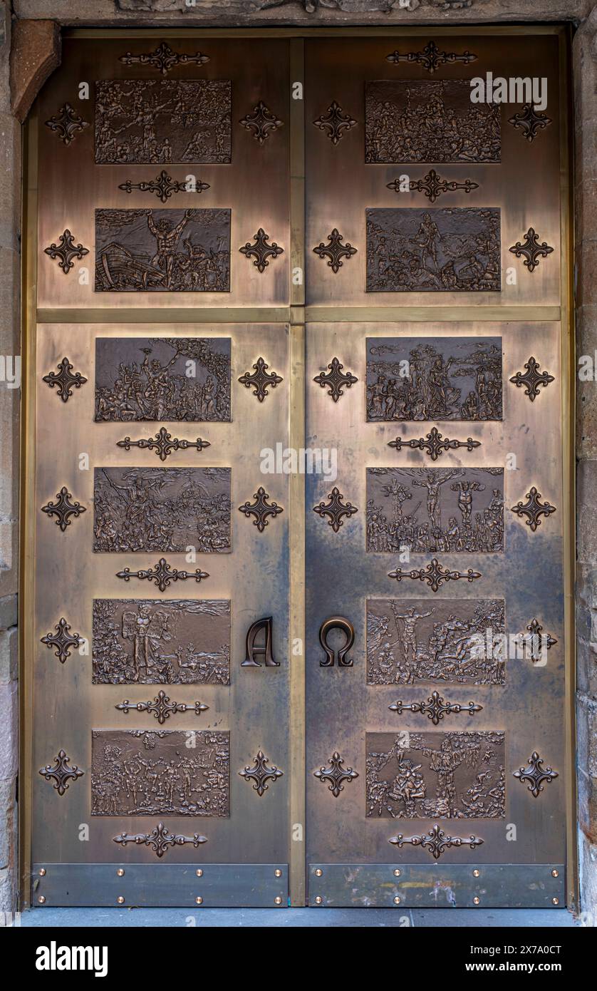 Portal der Abteikirche der Benediktinerabtei St. Mauritius in Tholey im ...