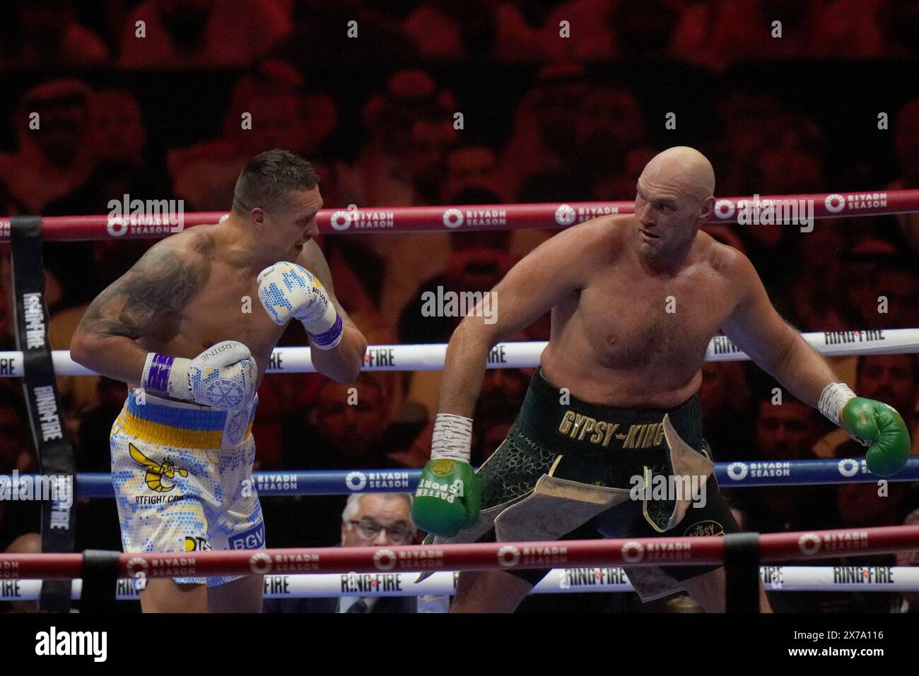 Britain's Tyson Fury, right, and Ukraine's Oleksandr Usyk trade blows ...