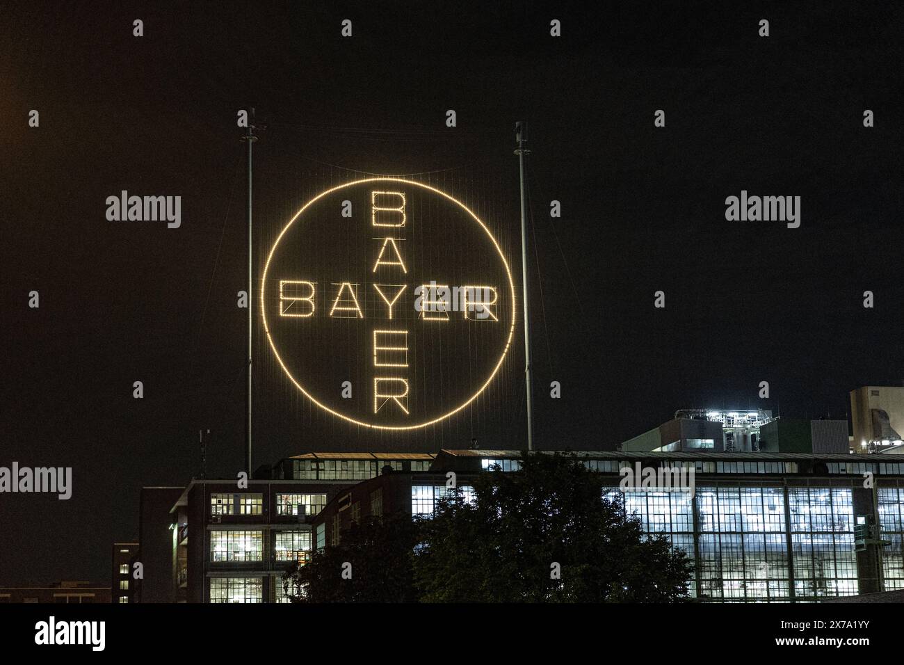 Das Bayerkreuz mit dem Logo von BAYER auf dem Werksgelände in ...