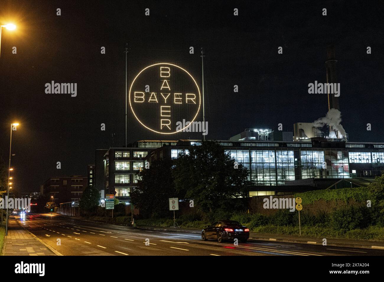 Das Bayerkreuz mit dem Logo von BAYER auf dem Werksgelände in ...