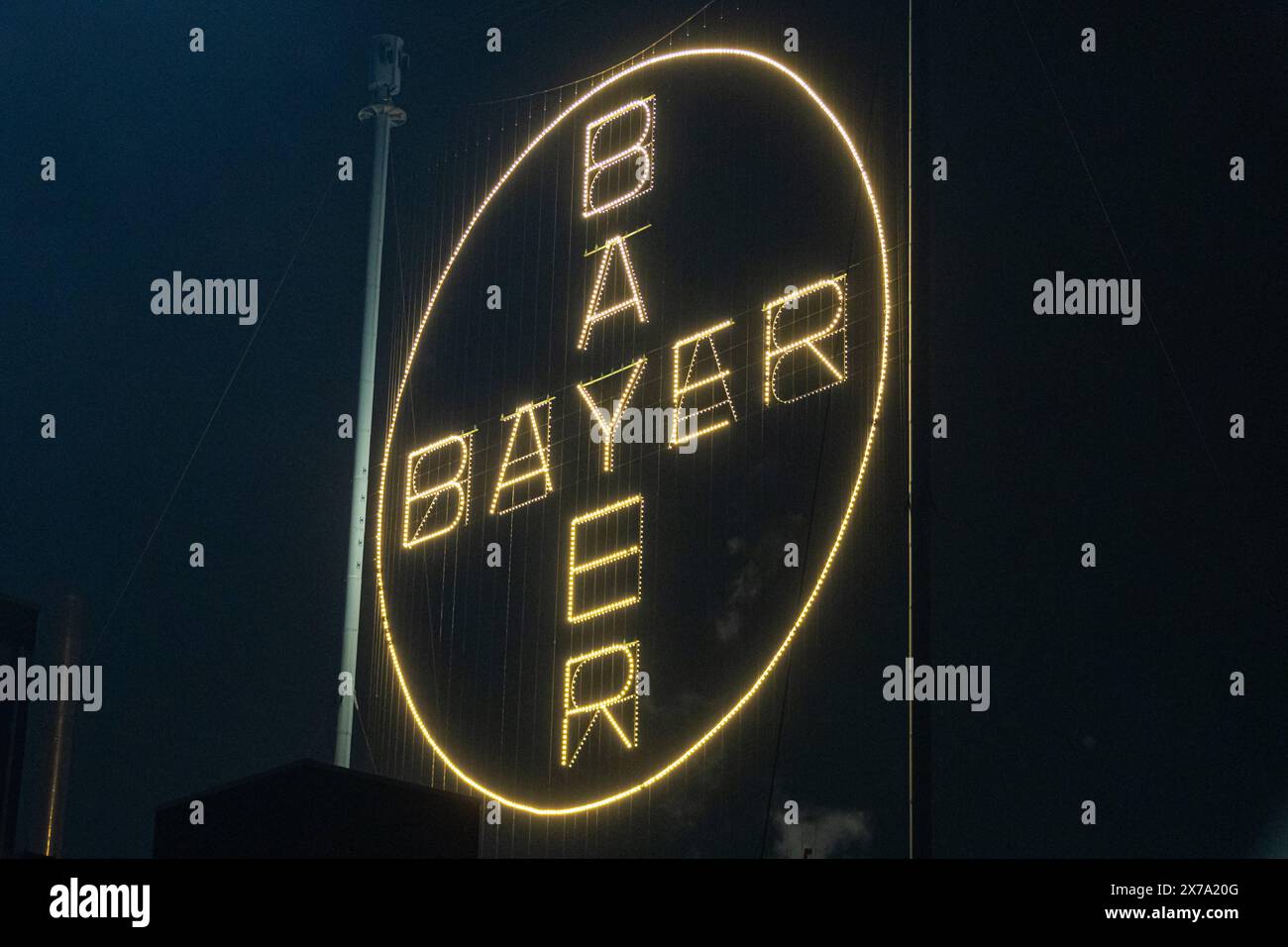 Das Bayerkreuz mit dem Logo von BAYER auf dem Werksgelände in ...