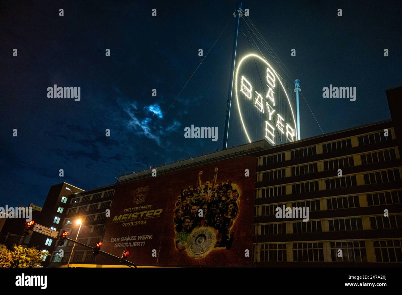 Ein riesiger Banner gratuliert dem Deutschen Meister Bayer 04 ...
